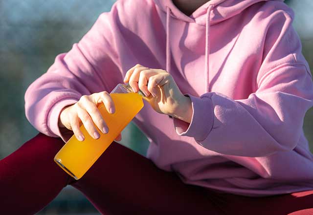 Sports and Hydration for Athletes: Q&A with a Dietitian | Johns Hopkins ...